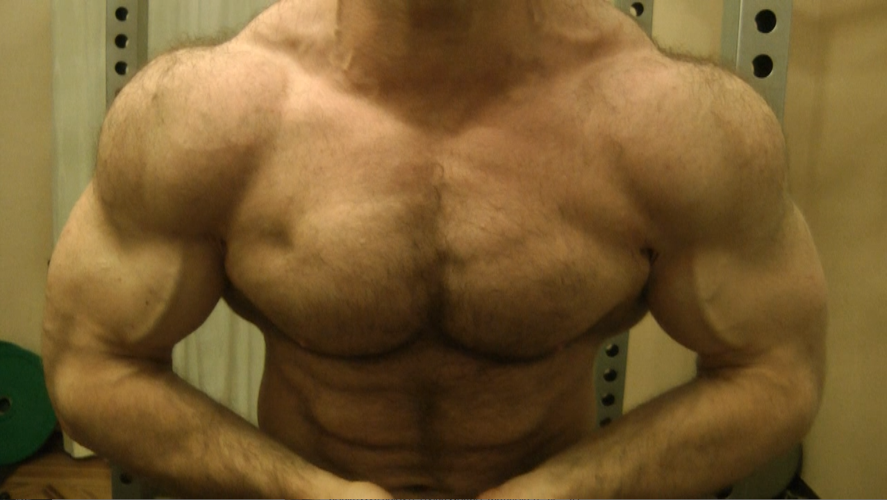 TYLER MUSCLEGOD VIP N°31 TYLER PEC BOUNCES IN SUPERMAN