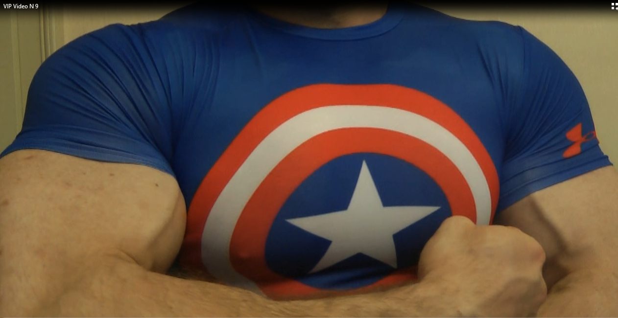 TYLER MUSCLEGOD VIP N°31 TYLER PEC BOUNCES IN SUPERMAN