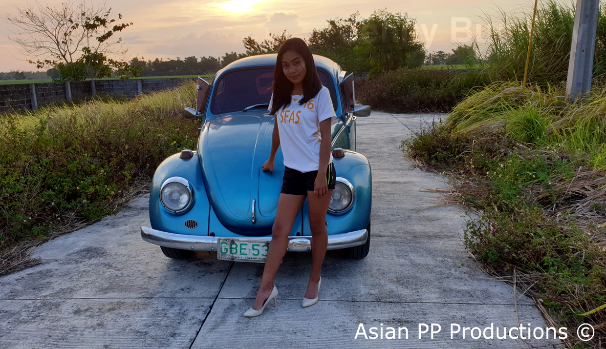 311 - Jenny bug rev in white heels