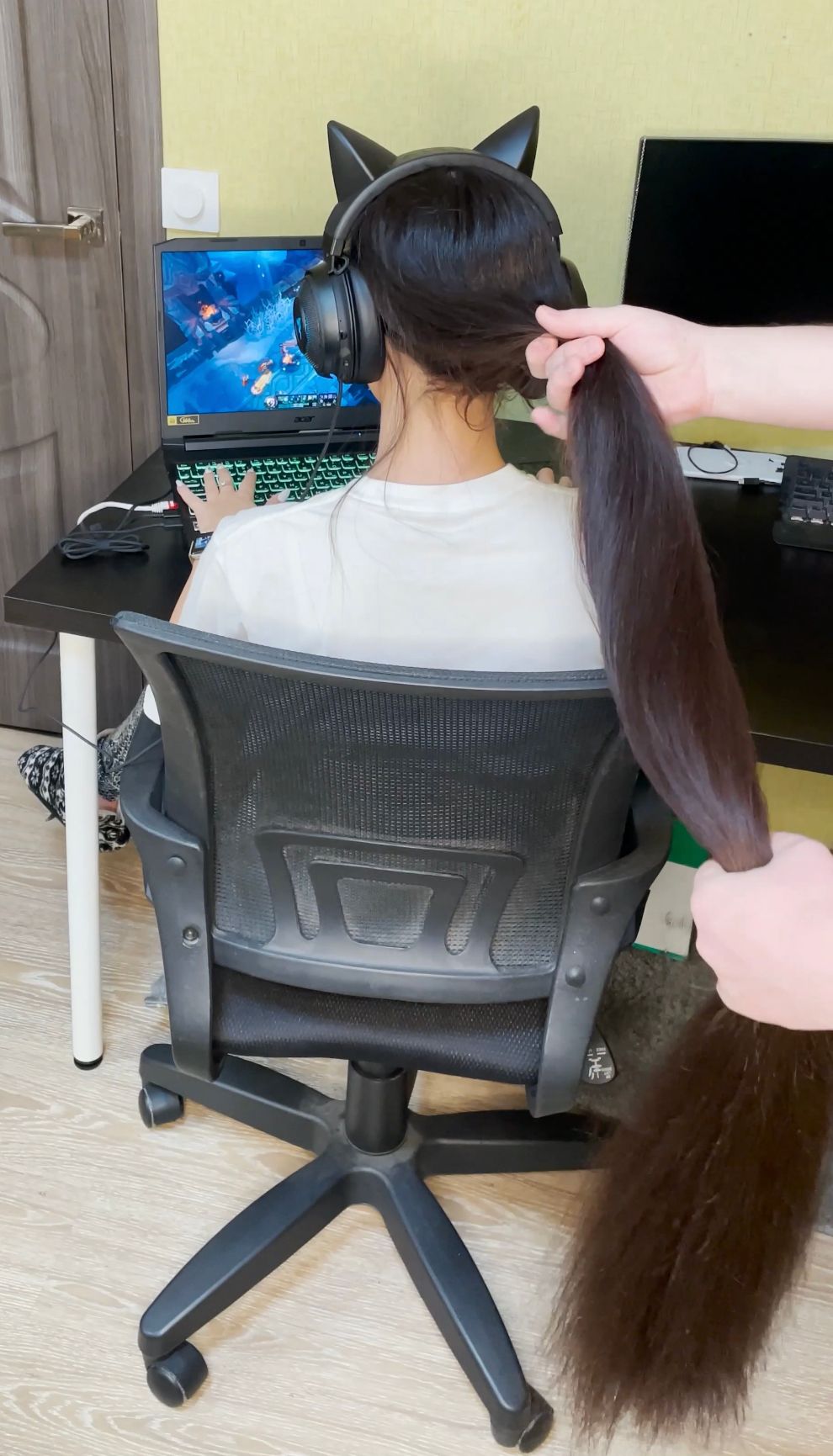 Mila Playing Legaue of Legends behind the scenes