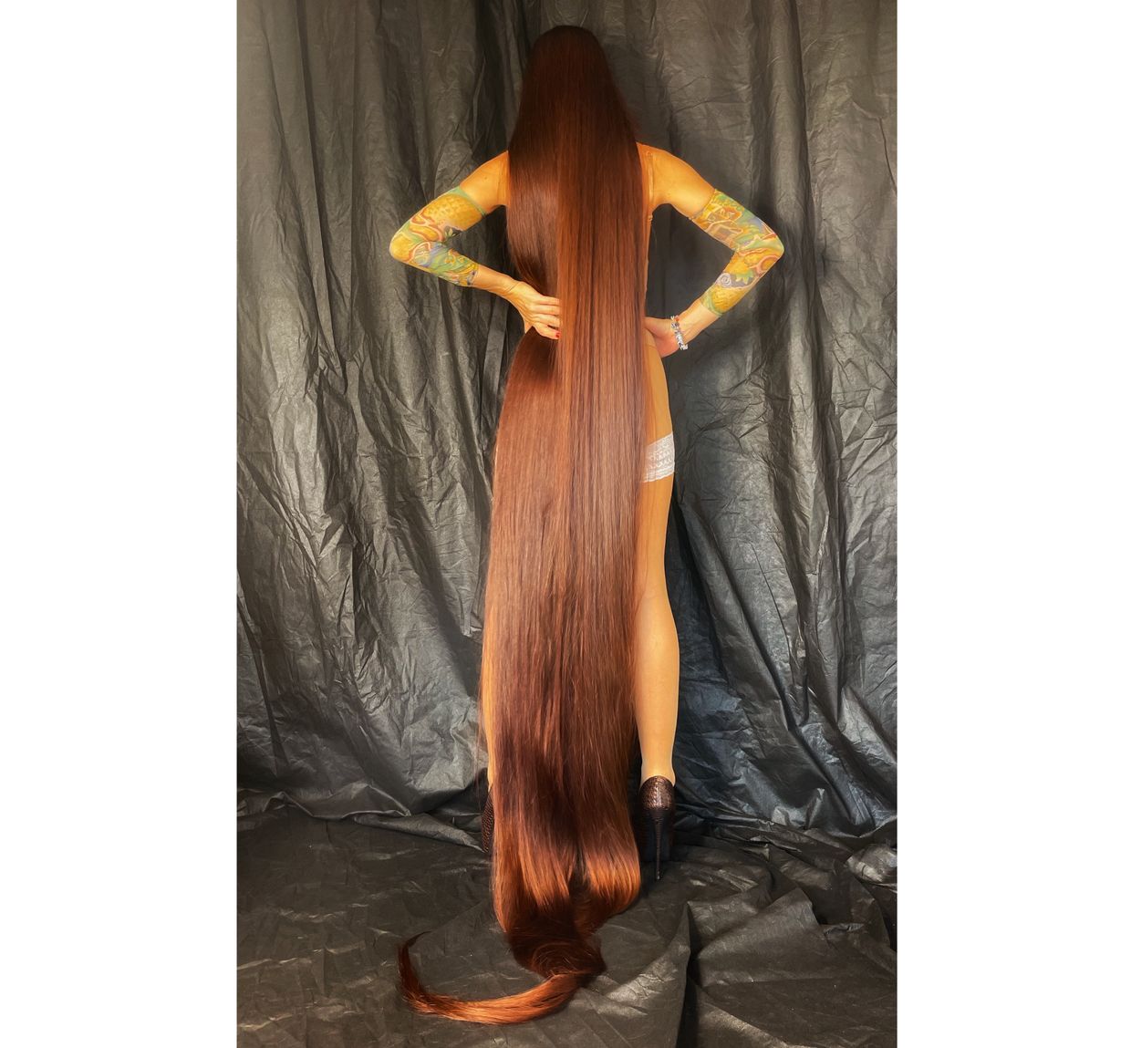 Super long hair & tattoo (set of 25 photos)