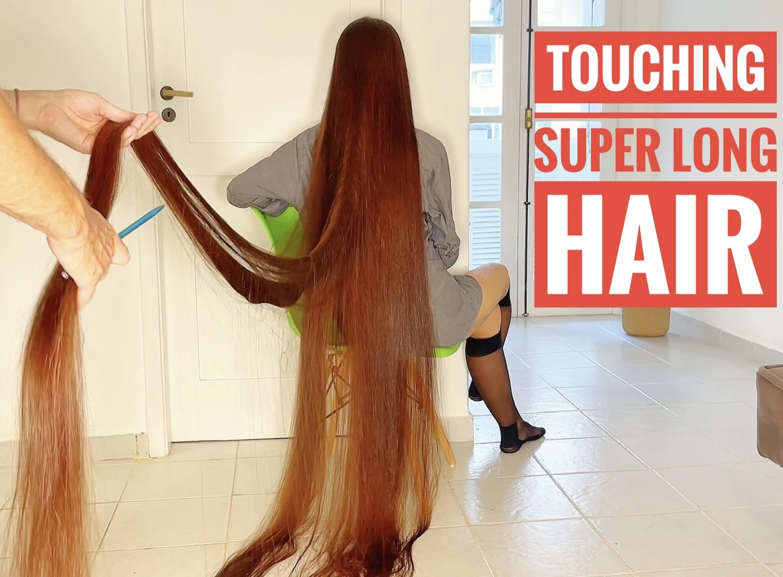 Very Long Hair Queen covered by very long hair (Roman