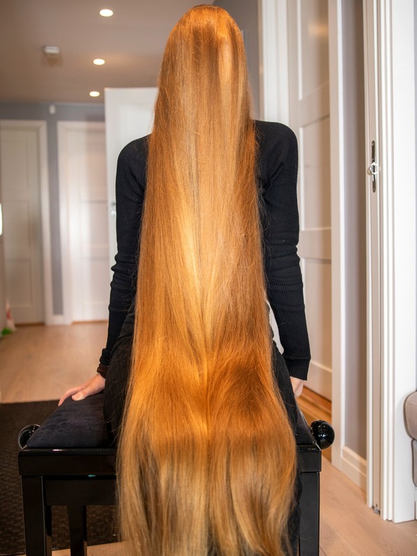 VIDEO - Orysya's hair play on the floor