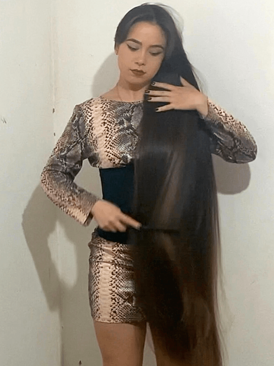 VIDEO - Orysya's hair play on the floor