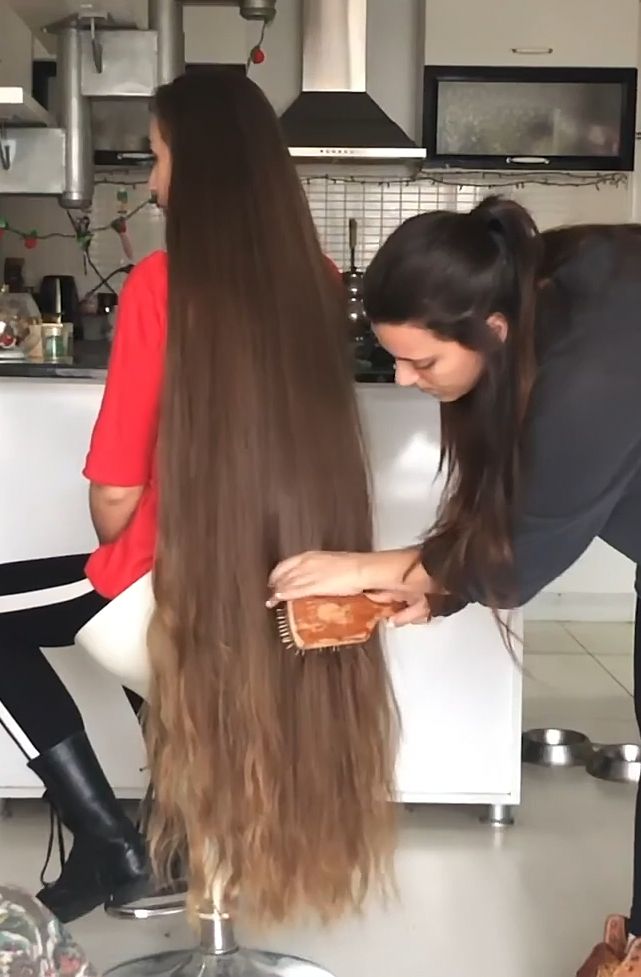 VIDEO - Girl with super long hair exercising on treadmill