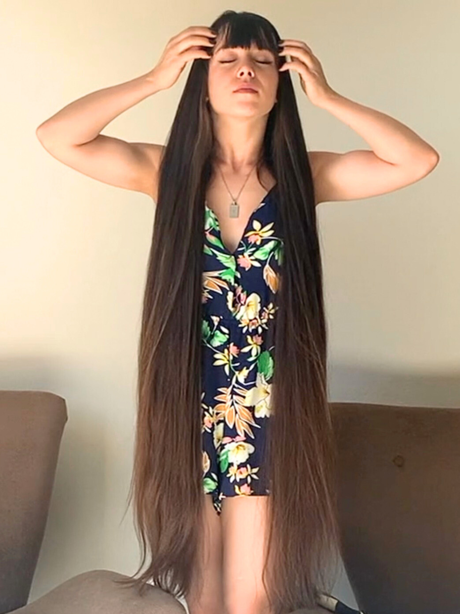 VIDEO - Rapunzel's soft hair by the pool