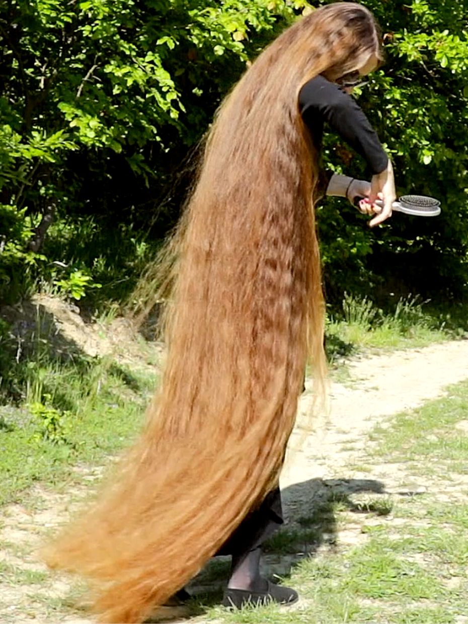 VIDEO - Unbelievably long hair 2