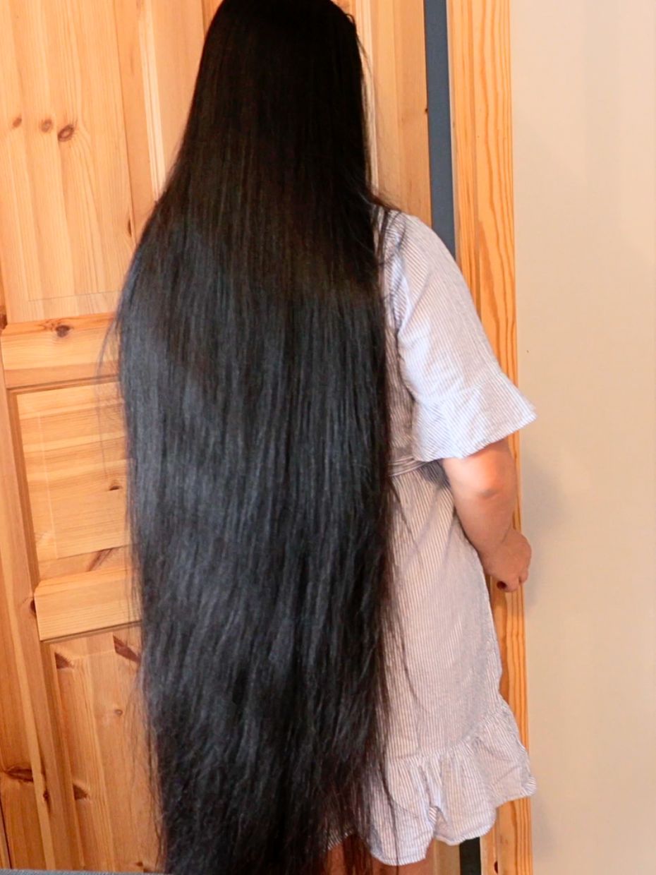 VIDEO - Orysya's hair play on the floor