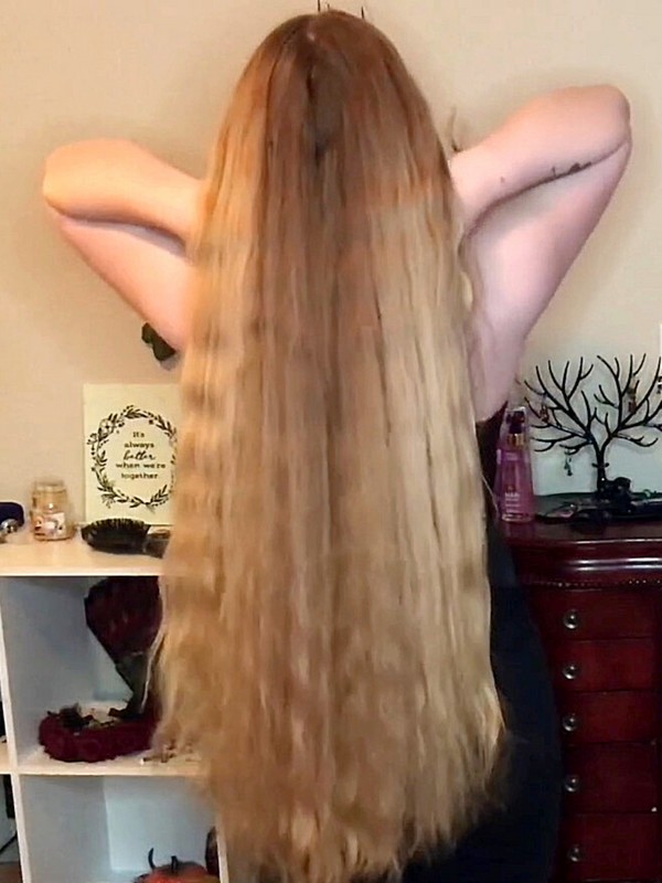 VIDEO - Extreme hair length is her passion