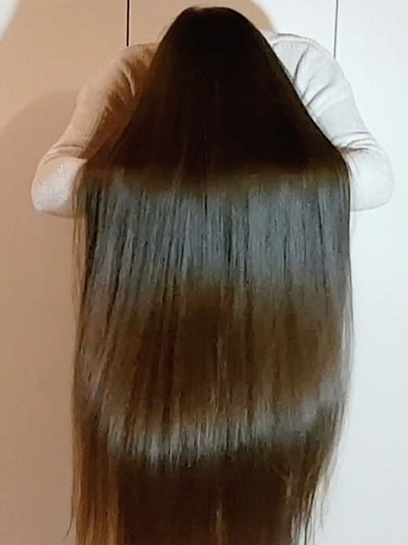 VIDEO - Extreme ponytail play and display (part 2)