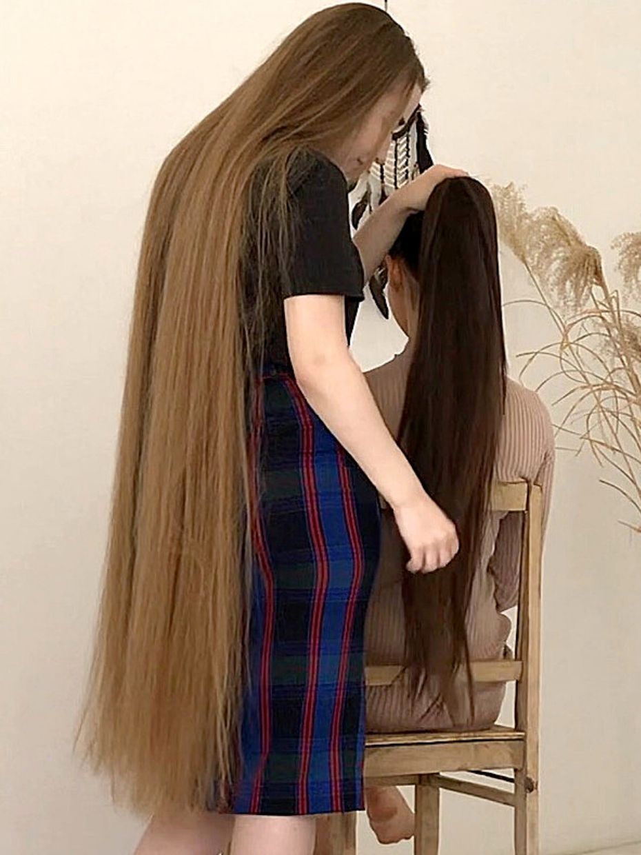VIDEO - She is proud of her impressive hair