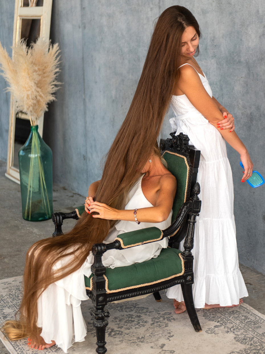 VIDEO - Ultra long blonde hair play in the garden