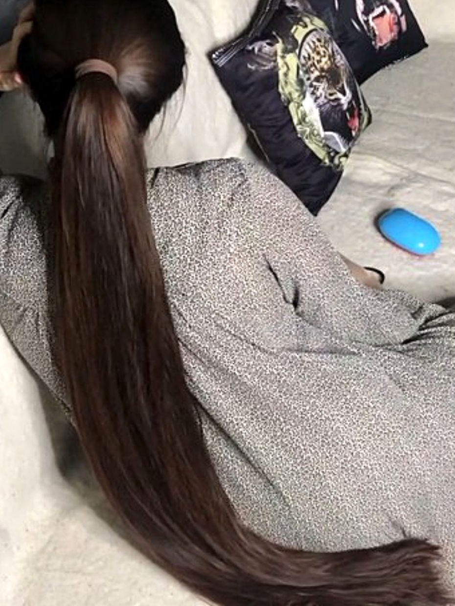 VIDEO - Mila loves ponytails