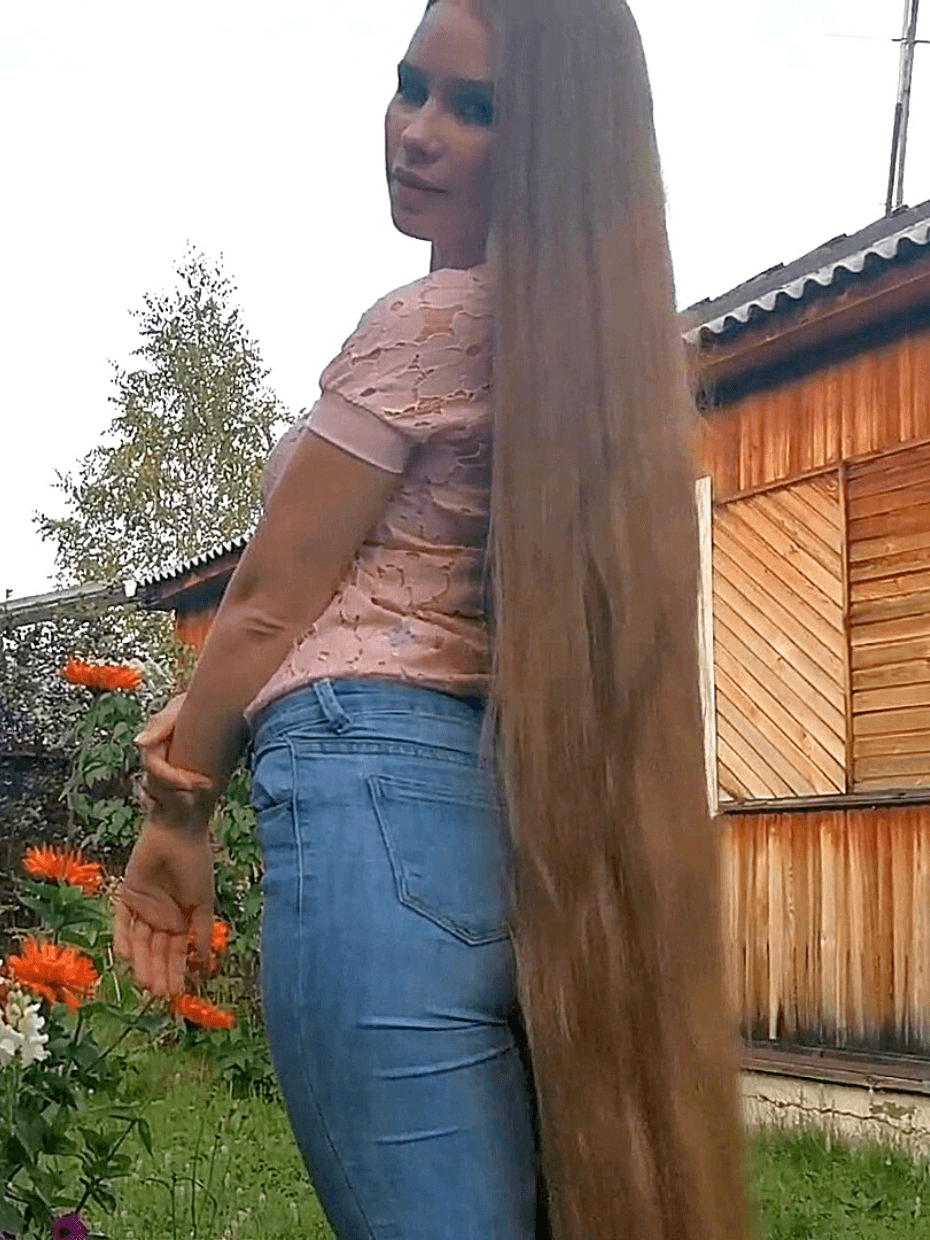 VIDEO - She loves being a long hair model