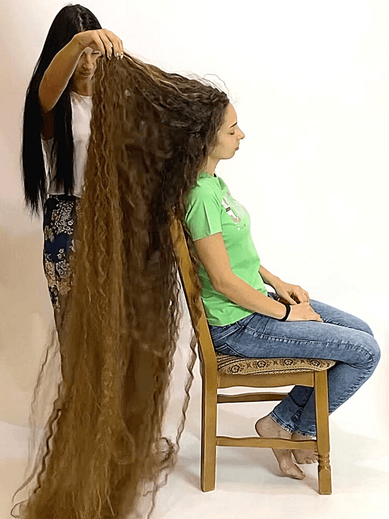 VIDEO - Neha's extreme long hair show
