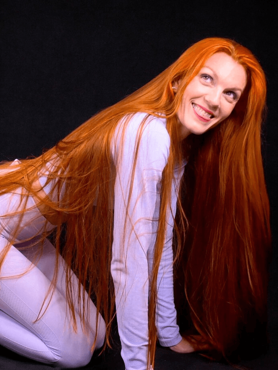 VIDEO - Red hair flips