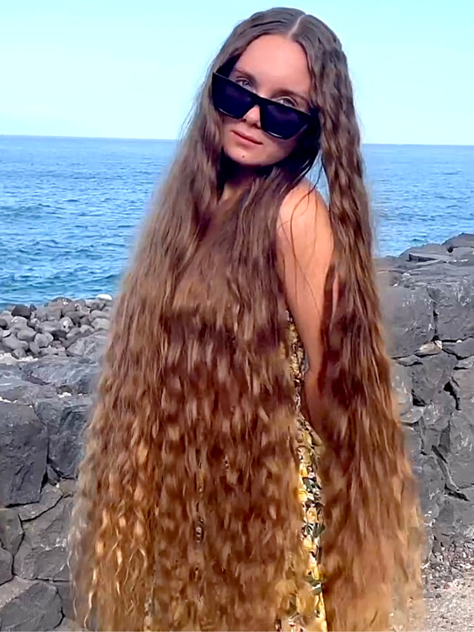VIDEO - Orysya's hair play on the floor