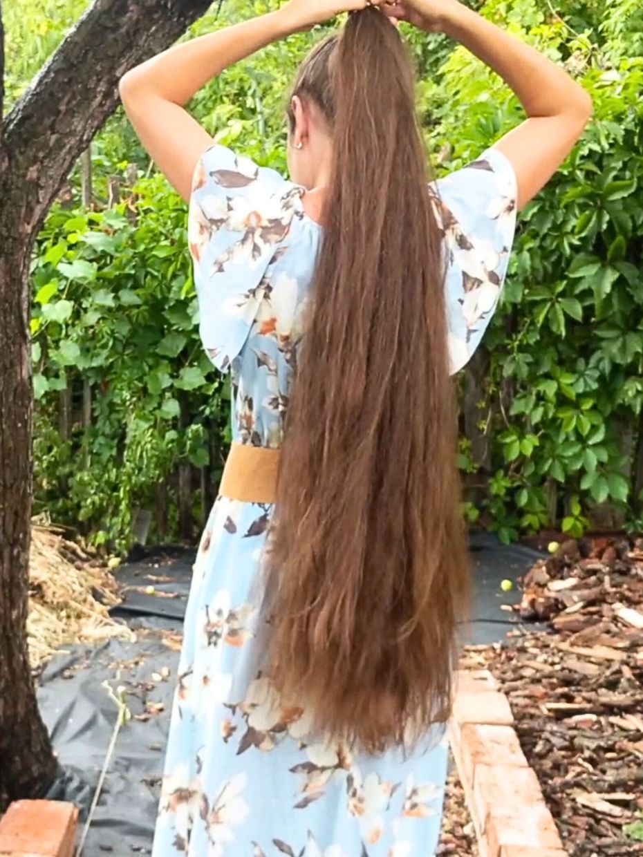 VIDEO - Orysya's hair play on the floor