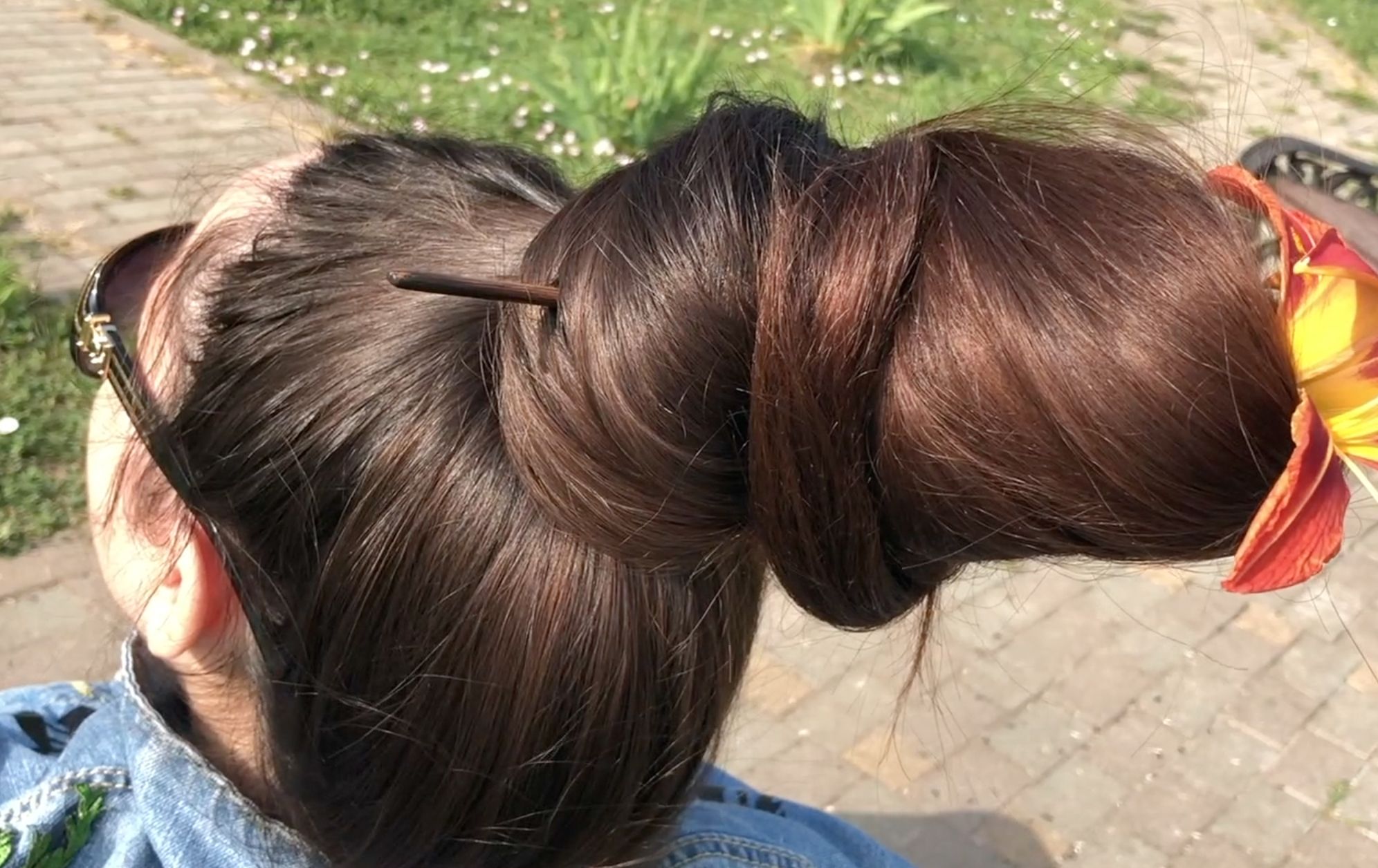 VIDEO - The making of a giant braid