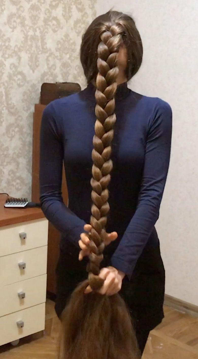 VIDEO - Rapunzel's soft hair by the pool