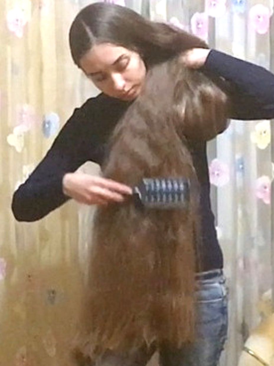 VIDEO - Girl with super long hair exercising on treadm