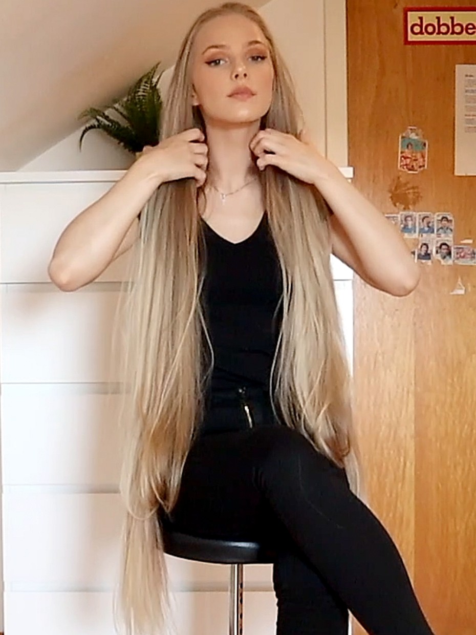 VIDEO - Victoria's amazing blonde hair
