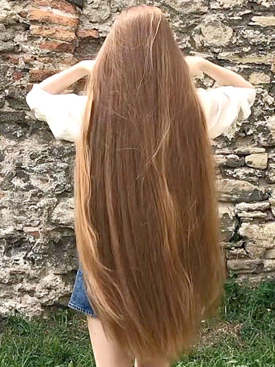 VIDEO - She loves her ultra long hair