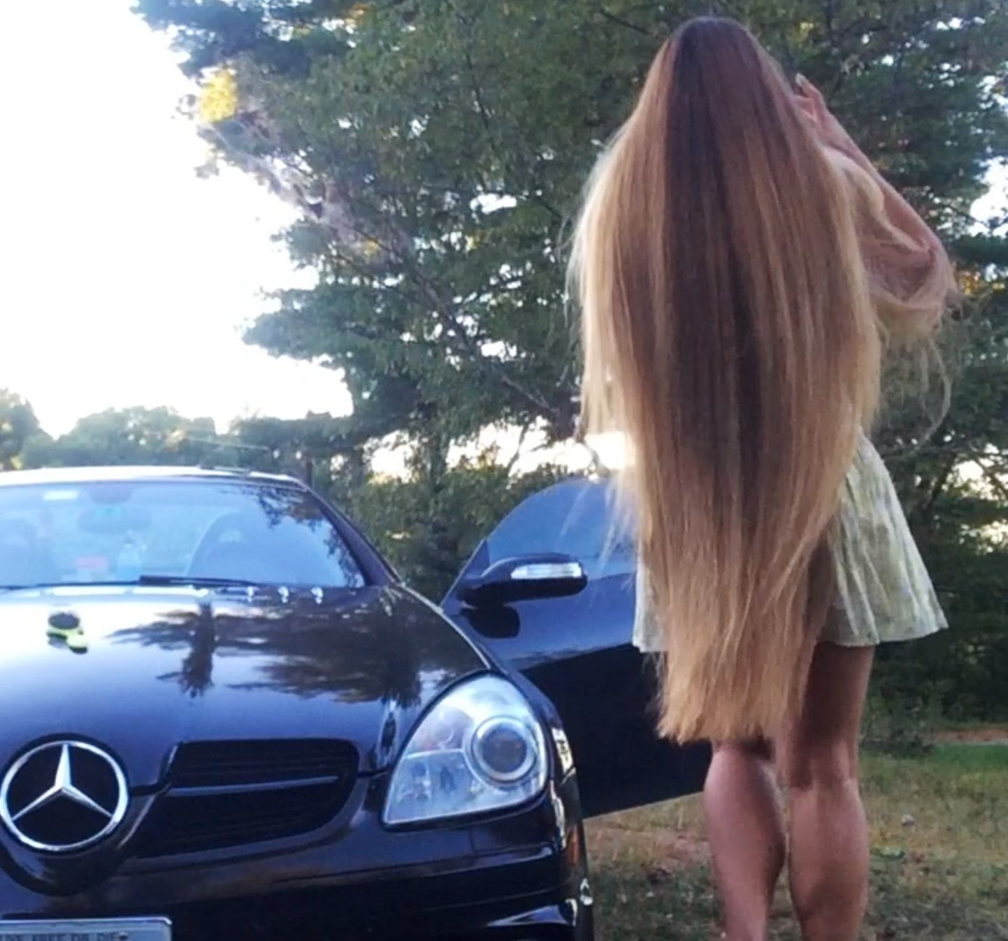 PHOTO SET - A Real-Life Rapunzel in the streets