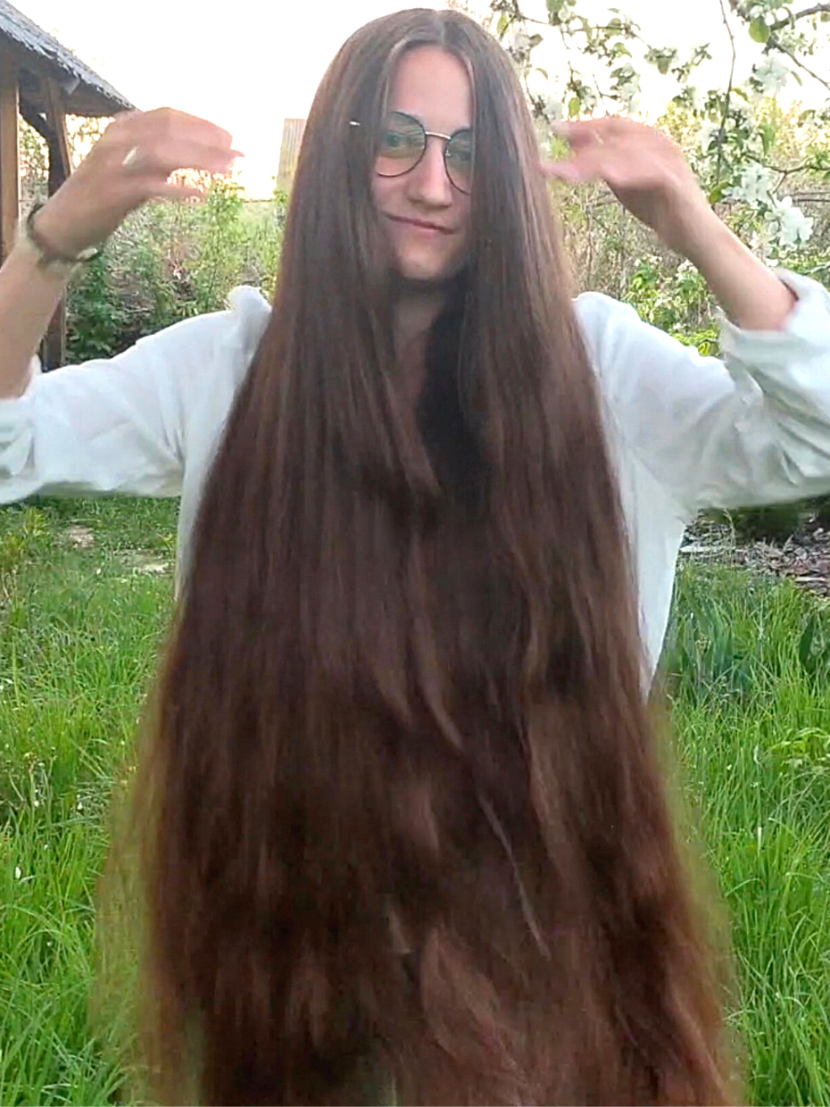 VIDEO - The extreme long hair enthusiast