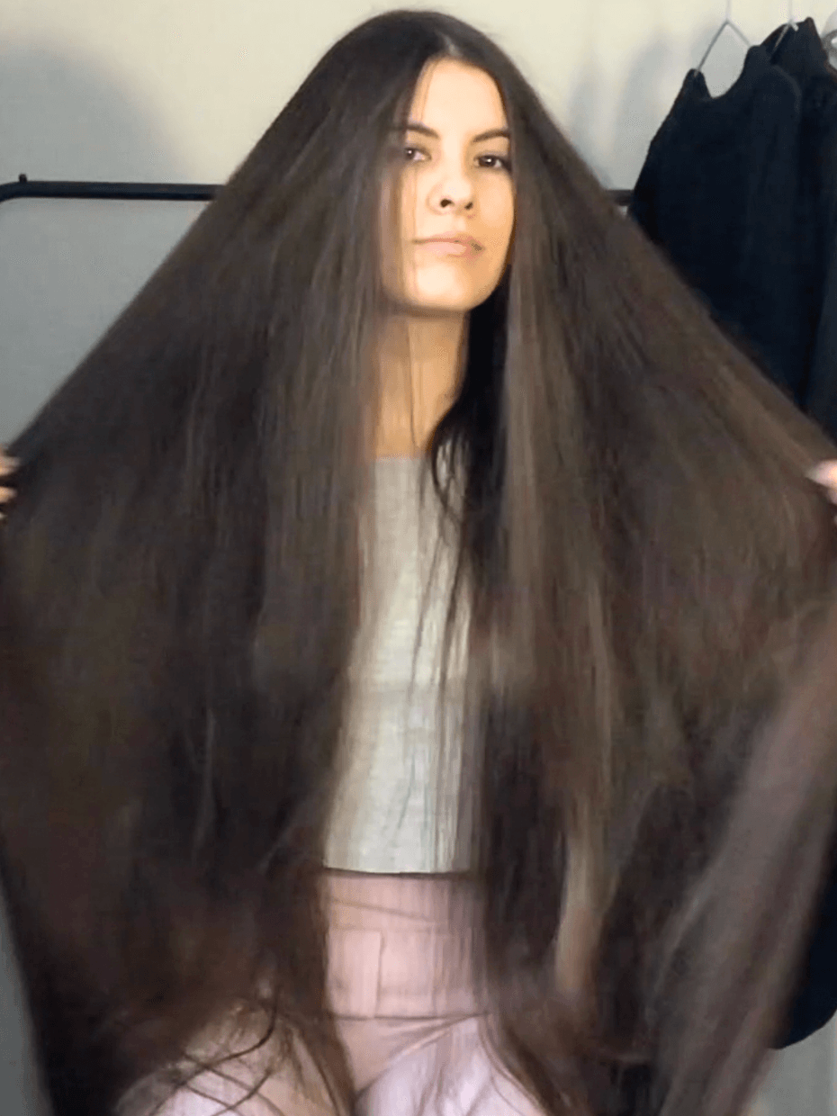VIDEO - A silky, long, dark mane