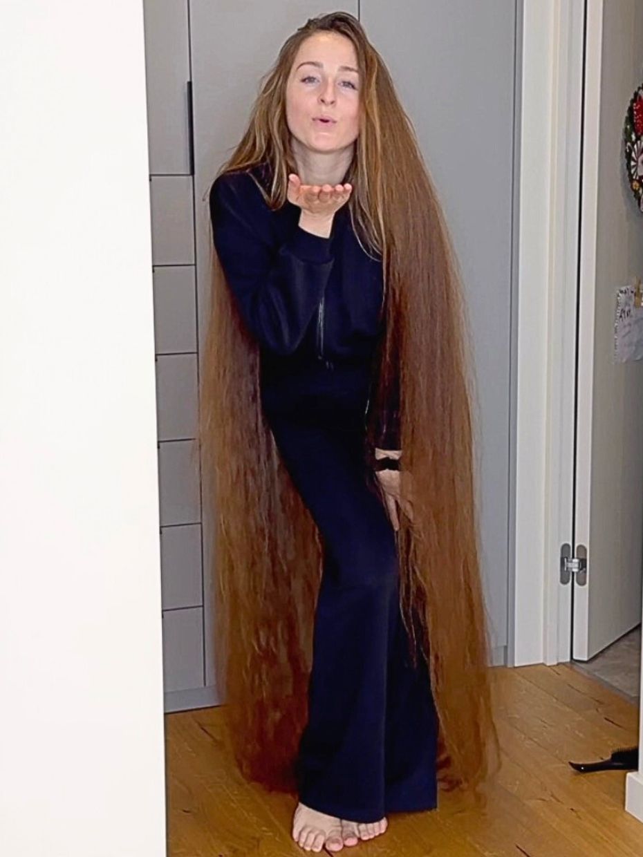 VIDEO - Over 200 cm. of hair!