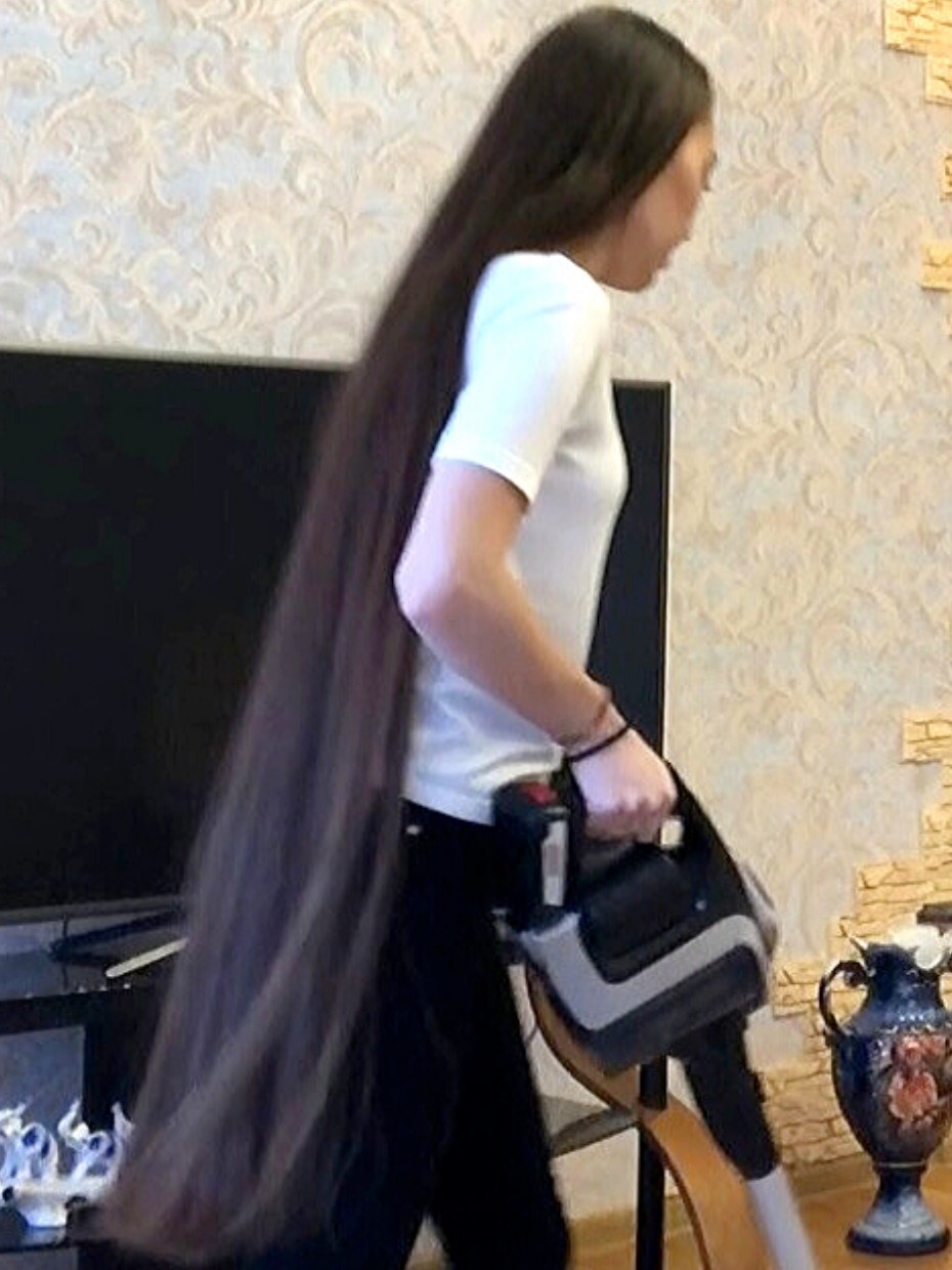VIDEO - Ultra long hair covering extreme edition