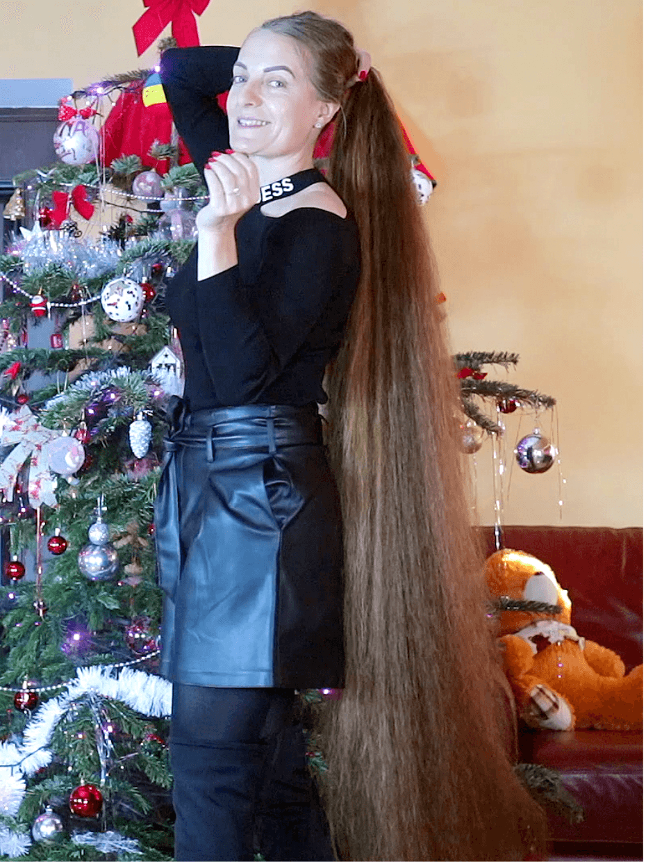 VIDEO - Extreme long hair display in sofa