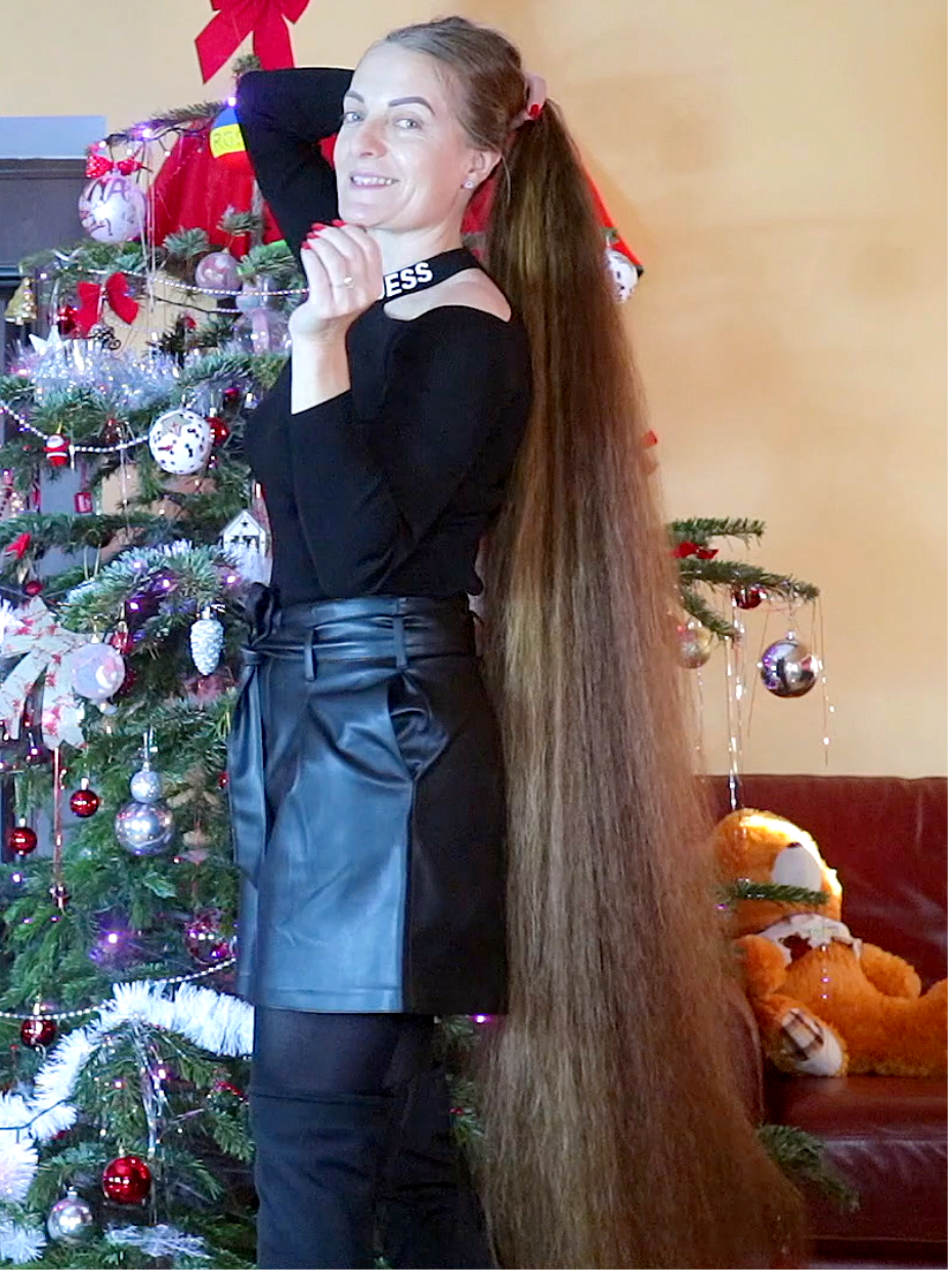 VIDEO - Extreme long hair display in sofa