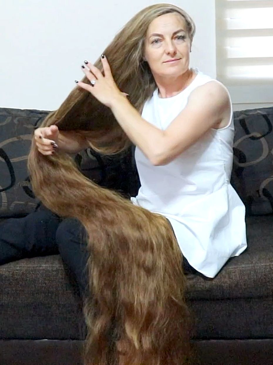 VIDEO - Ultra long hair show in sofa