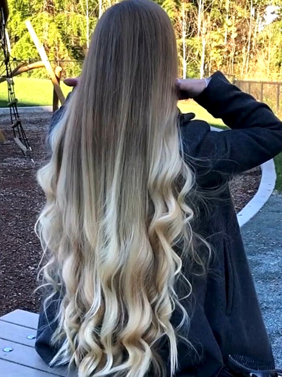 VIDEO - Blonde Alena's curly hair