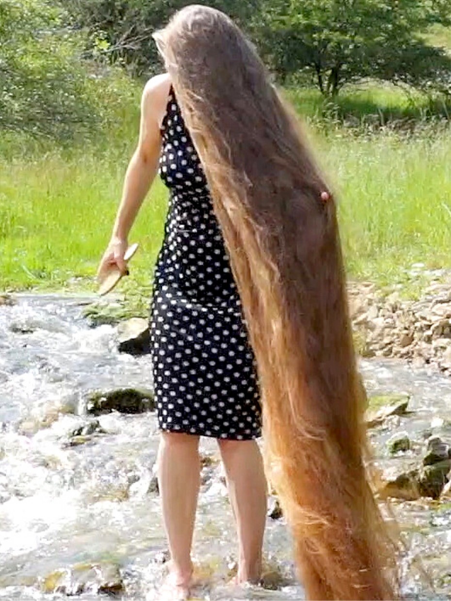 VIDEO - Alina's extreme long hair workout