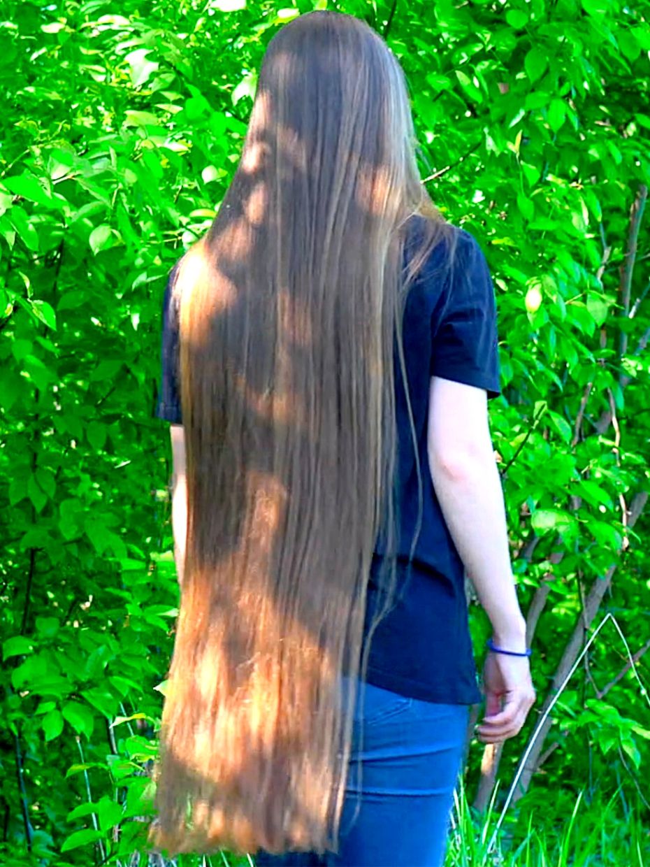 VIDEO - Blonde hair smelling perfection