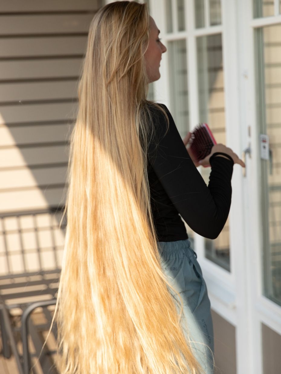 VIDEO - Over 200 cm. of hair!