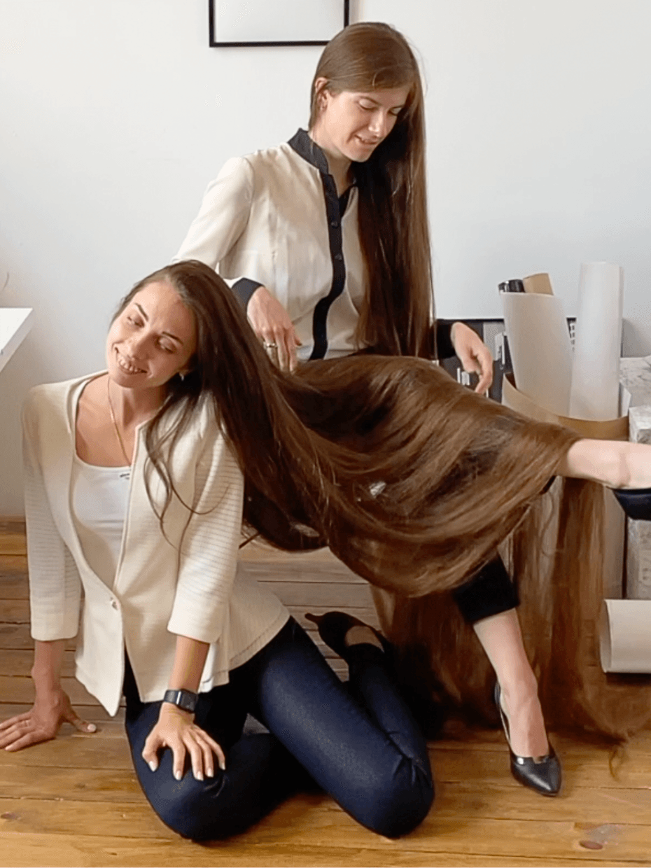 VIDEO - Business women with super long hair