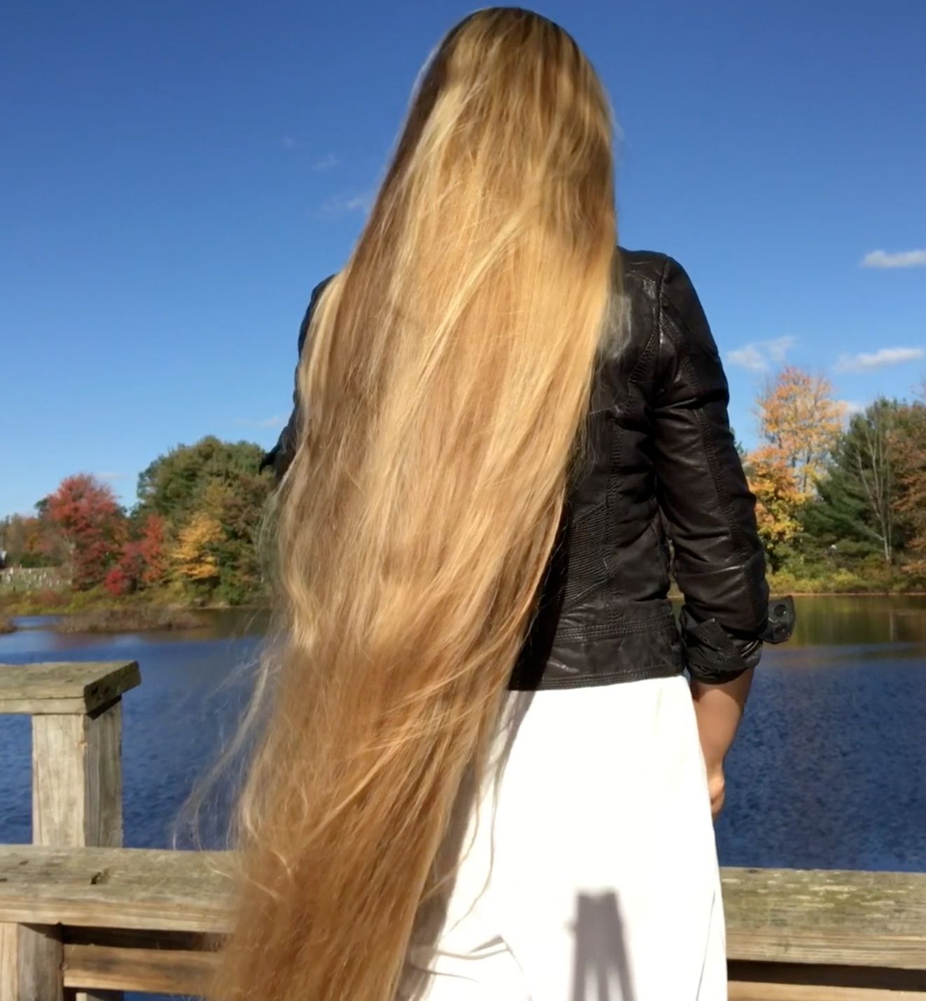 VIDEO - Extreme floor length hair play with friend