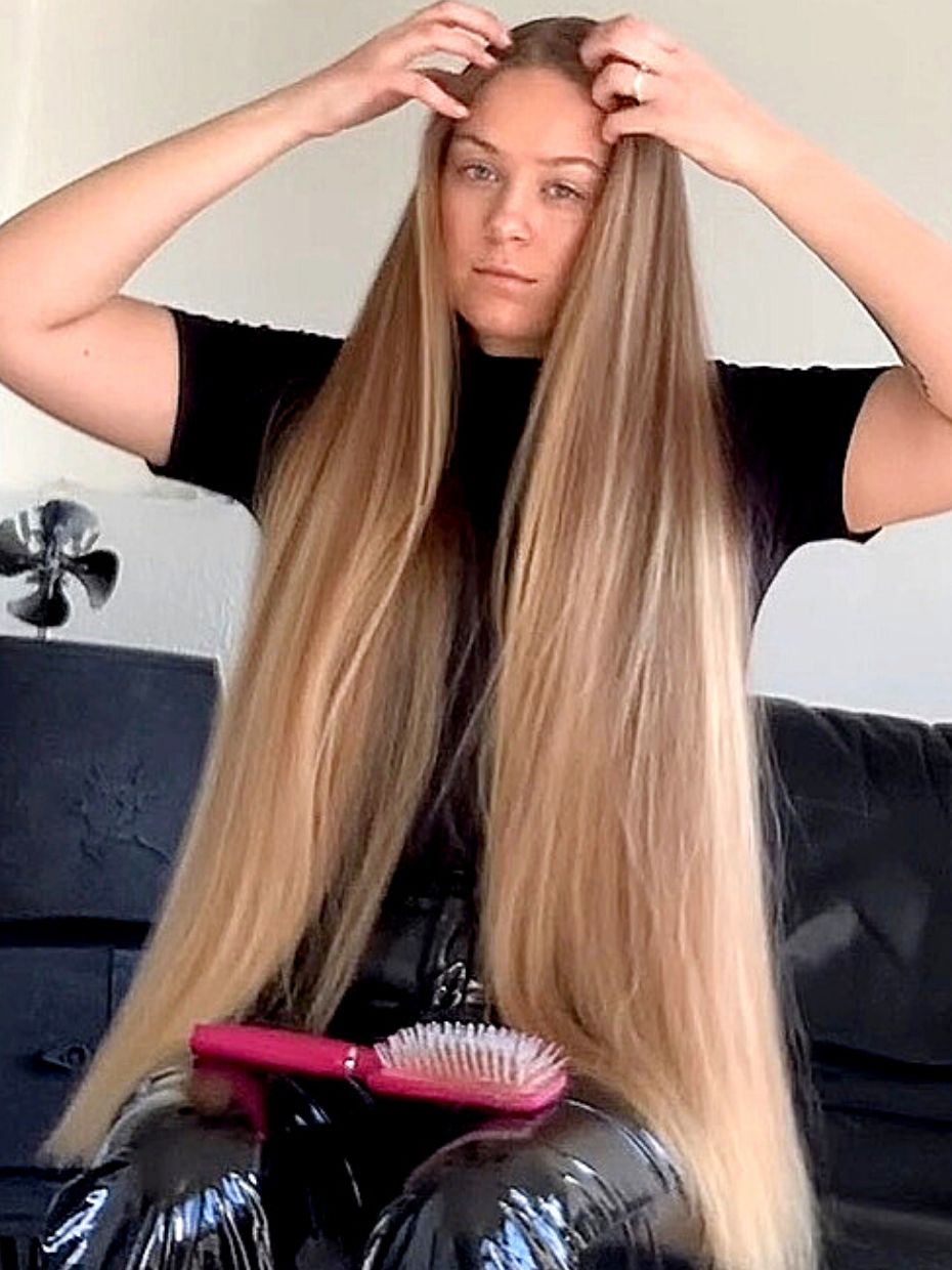 VIDEO - In the beginning of her long hair journey