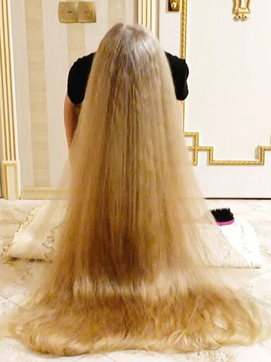VIDEO - Extreme hair length floor show