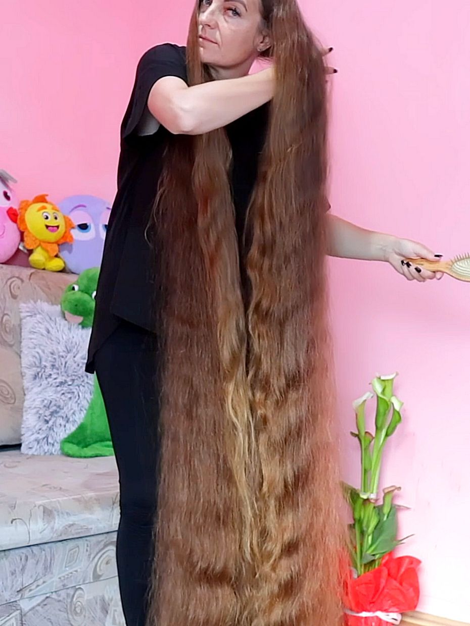 VIDEO - Now THIS is LONG hair!