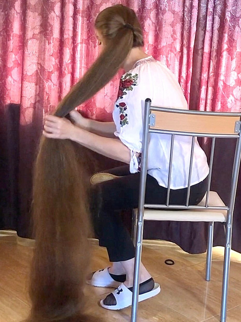 VIDEO - Extreme floor length hair in chair