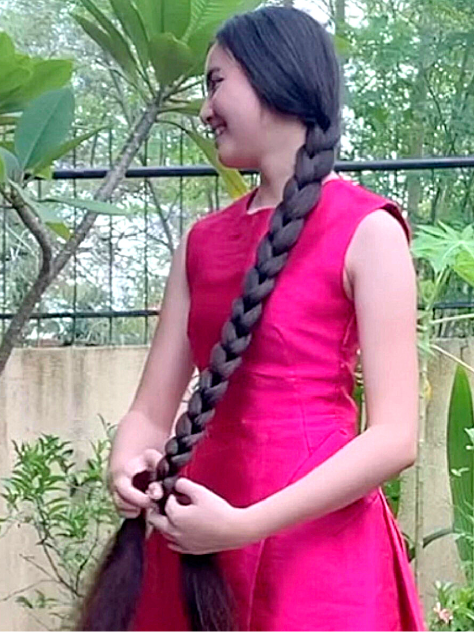 VIDEO - Natalia's perfect hair display in front of her