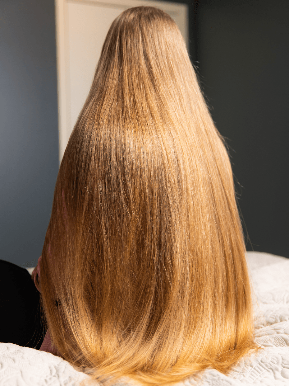 VIDEO - Extremely long hair on the table