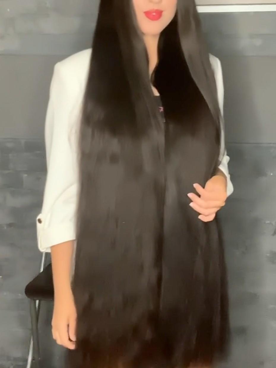 VIDEO - Mila's high ponytail