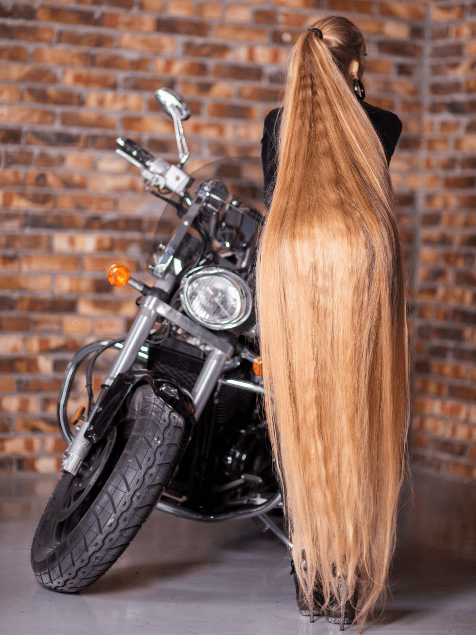 VIDEO - Blonde beauty with long, healthy hair