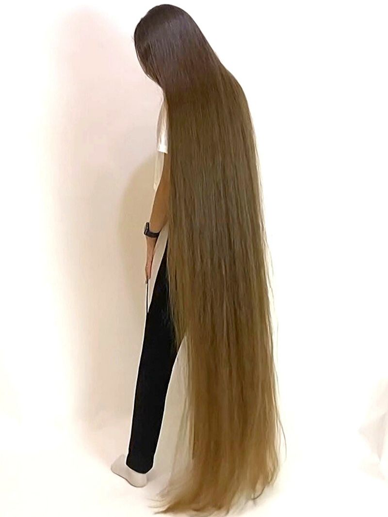 VIDEO - Her hair is very long!